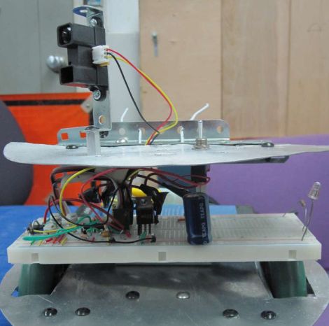 Analog Robot Navigates Around The Workshop With Ease | Hackaday