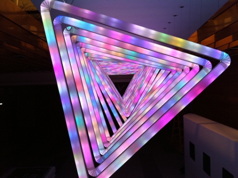 10 Meter Long Moving Light Show Is Mesmerizing | Hackaday