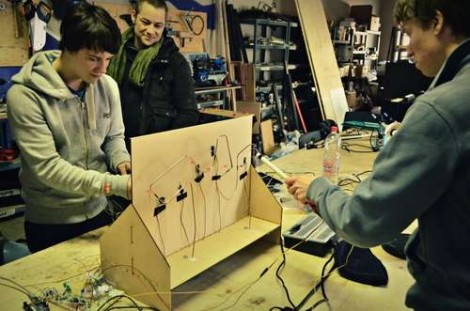 Wire Loop Game Penalizes For Touches By Shrinking Your Wand | Hackaday