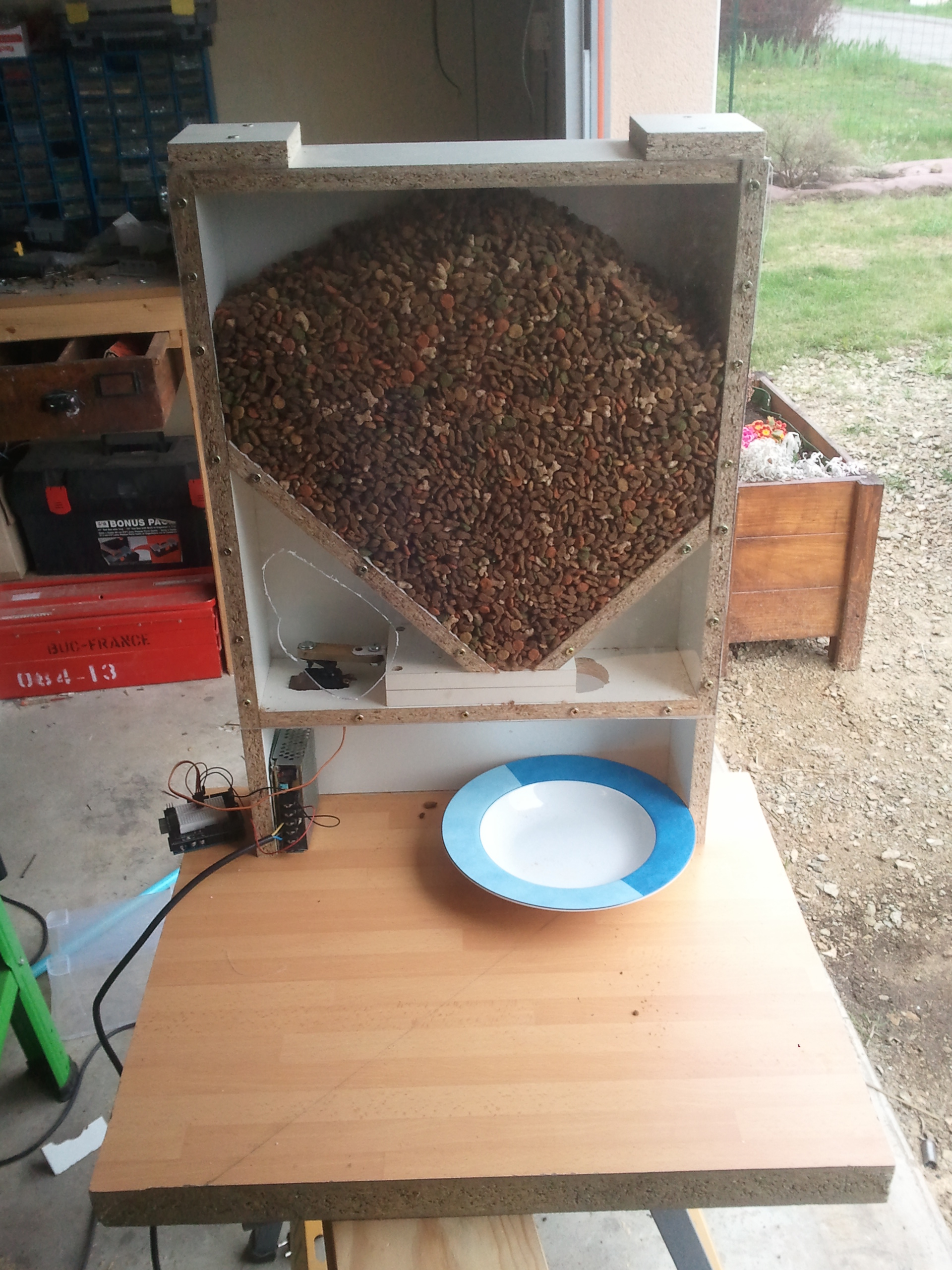 Automated Cat Feeder With A View | Hackaday