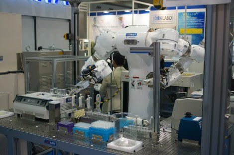 Lab Robot Demonstrates Mastery Of Culturing And Other Tasks | Hackaday