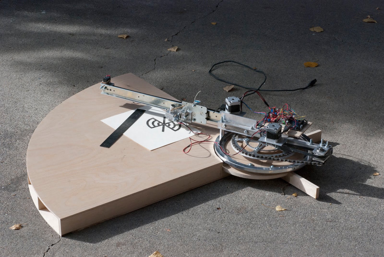 Center Pivot Pen Plotter | Hackaday