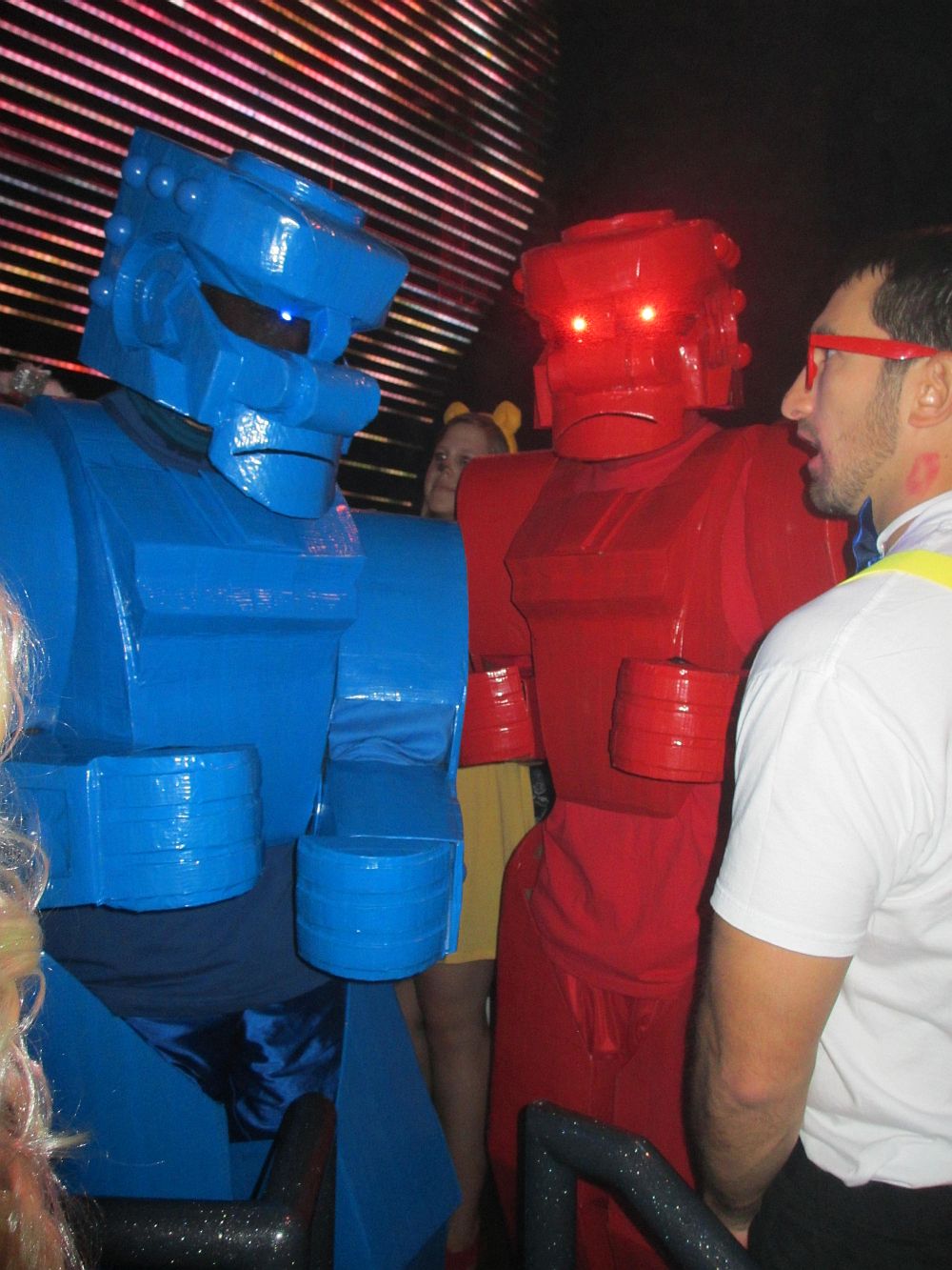 Rock ‘Em Sock ‘Em Robot Costumes Make Party Conversation Awkward | Hackaday