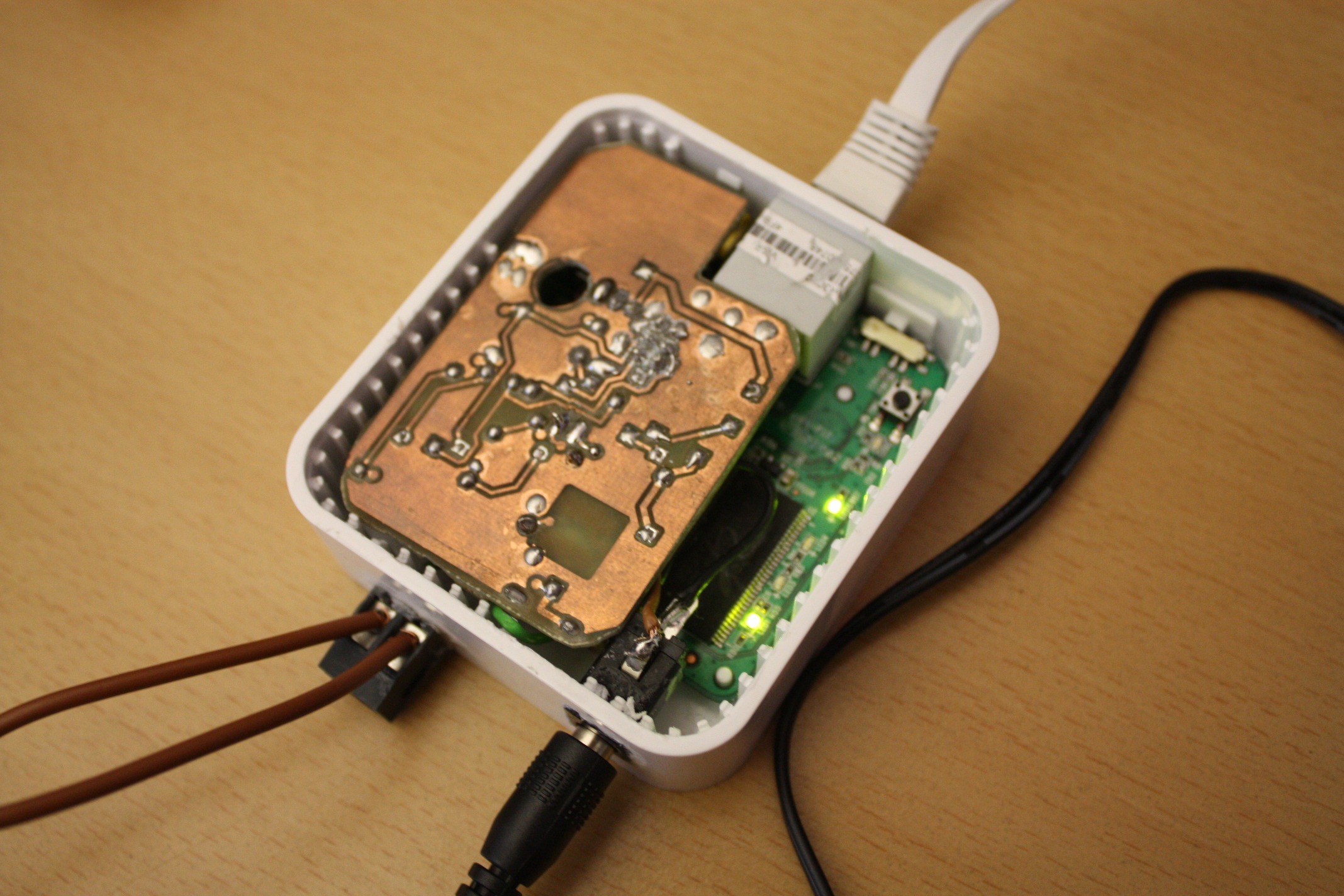 TP-Link Router Turned Into A DALI Automated Lighting Controller | Hackaday