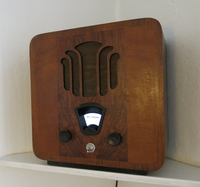 Simple Looking Antique Internet Radio Has A Lot Under The Hood | Hackaday