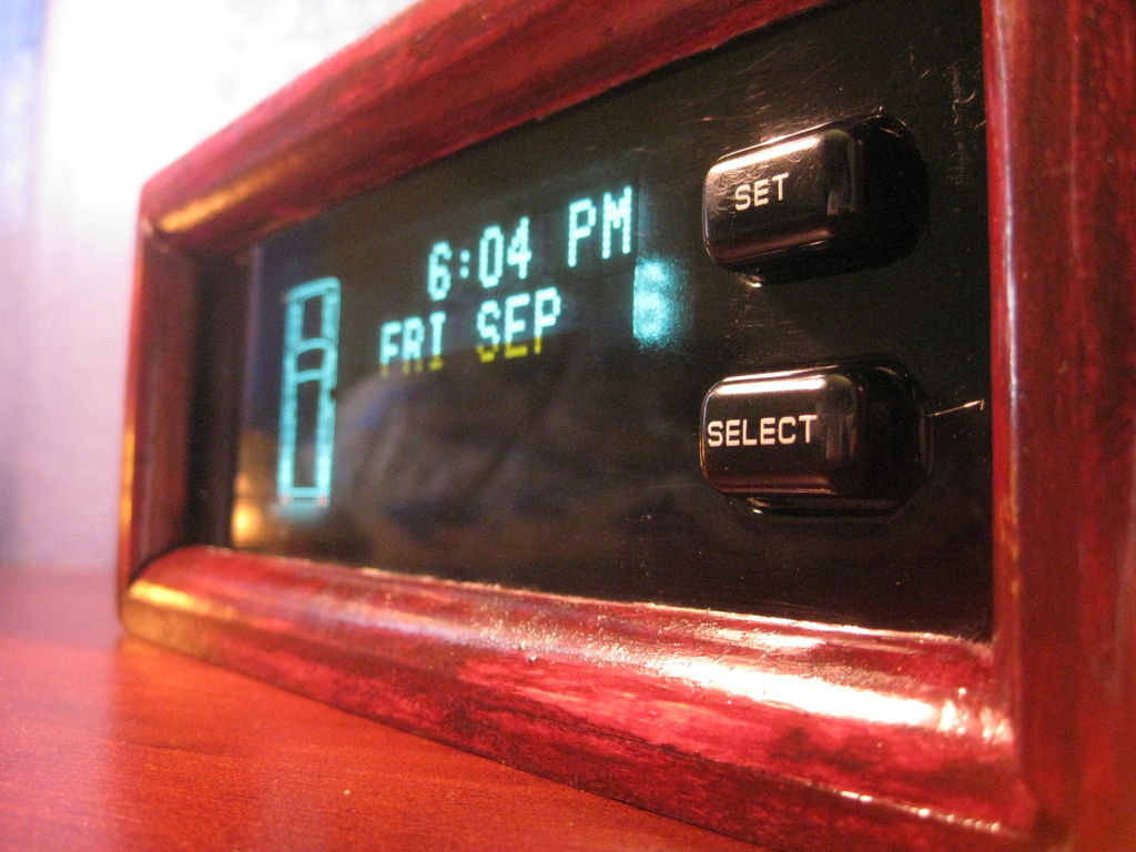 Jeep Dashboard Display Turned Into A Desk Clock | Hackaday