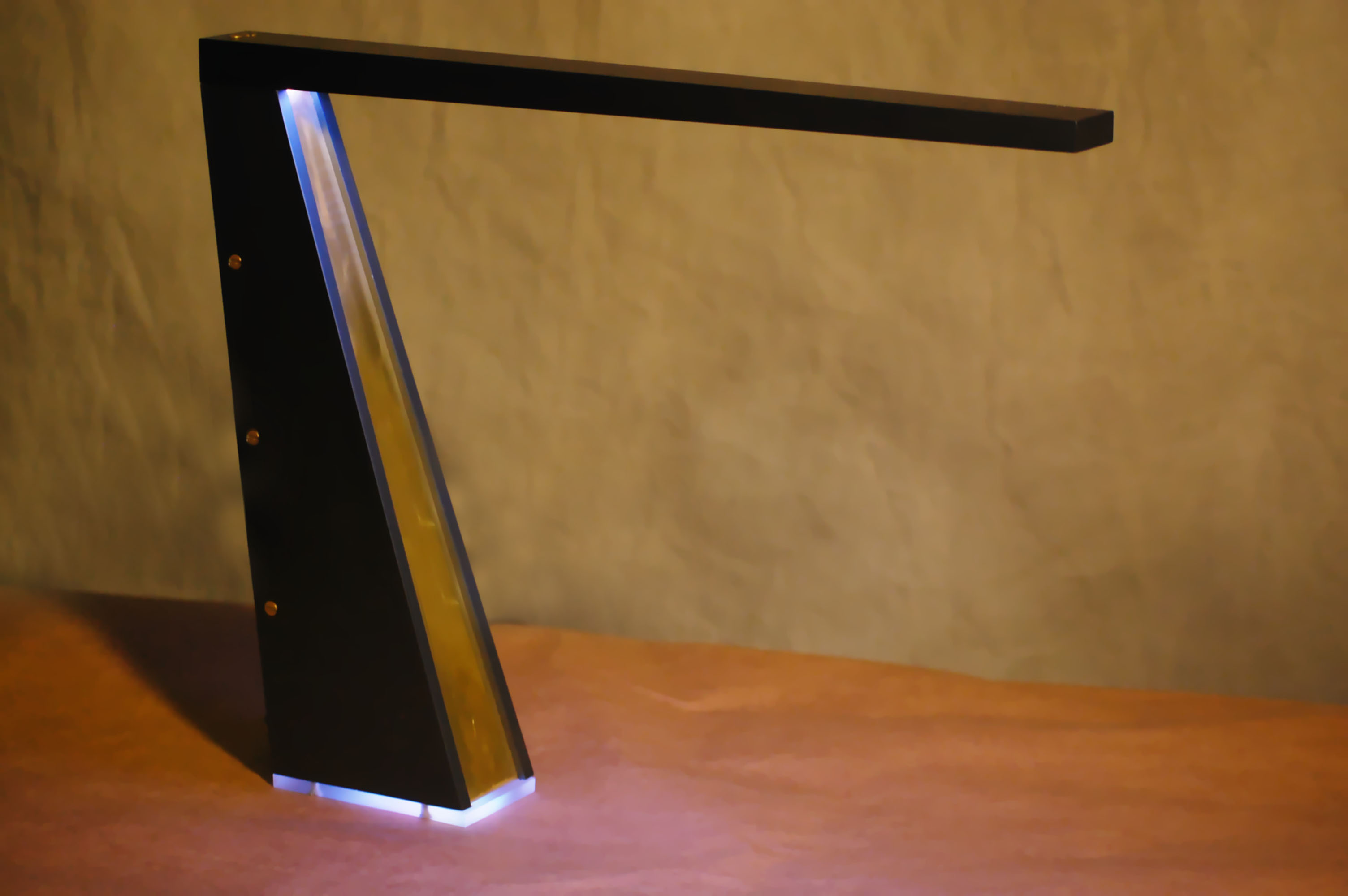 Sleek Desk Lamp Changes Colors Based On Sun Position | Hackaday