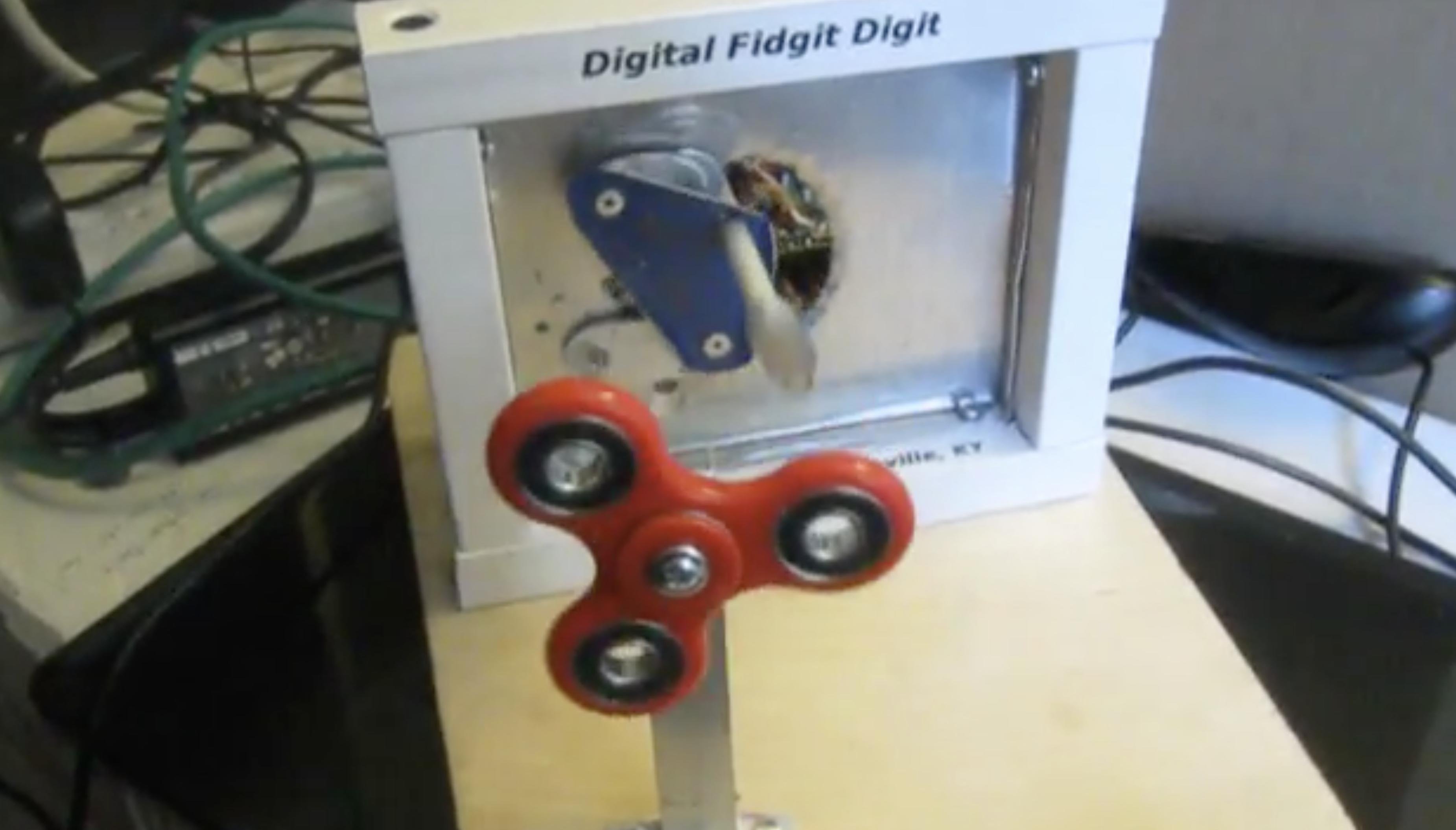 Fidget-Spinning Robot Out-Uselesses Other Useless Machines | Hackaday