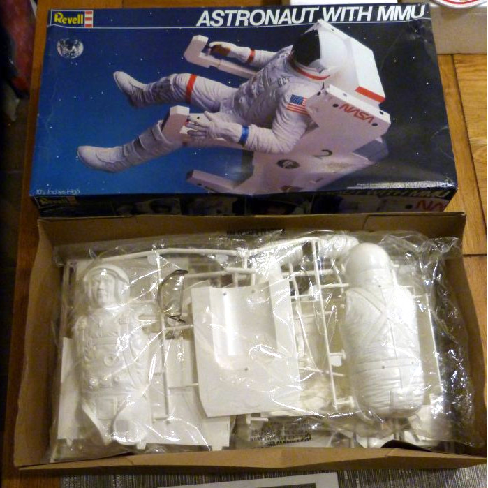 Plastic Model Emulates The First Untethered Spacewalk | Hackaday