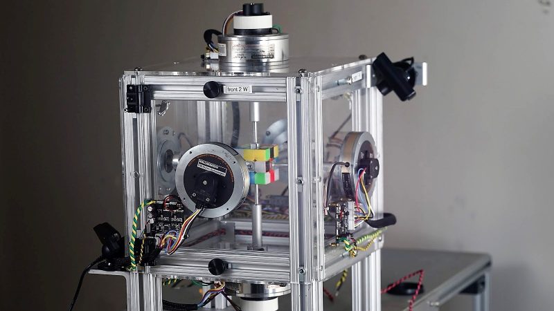 Rubik’s Robot So Fast It Looks Like A Glitch In The Matrix | Hackaday