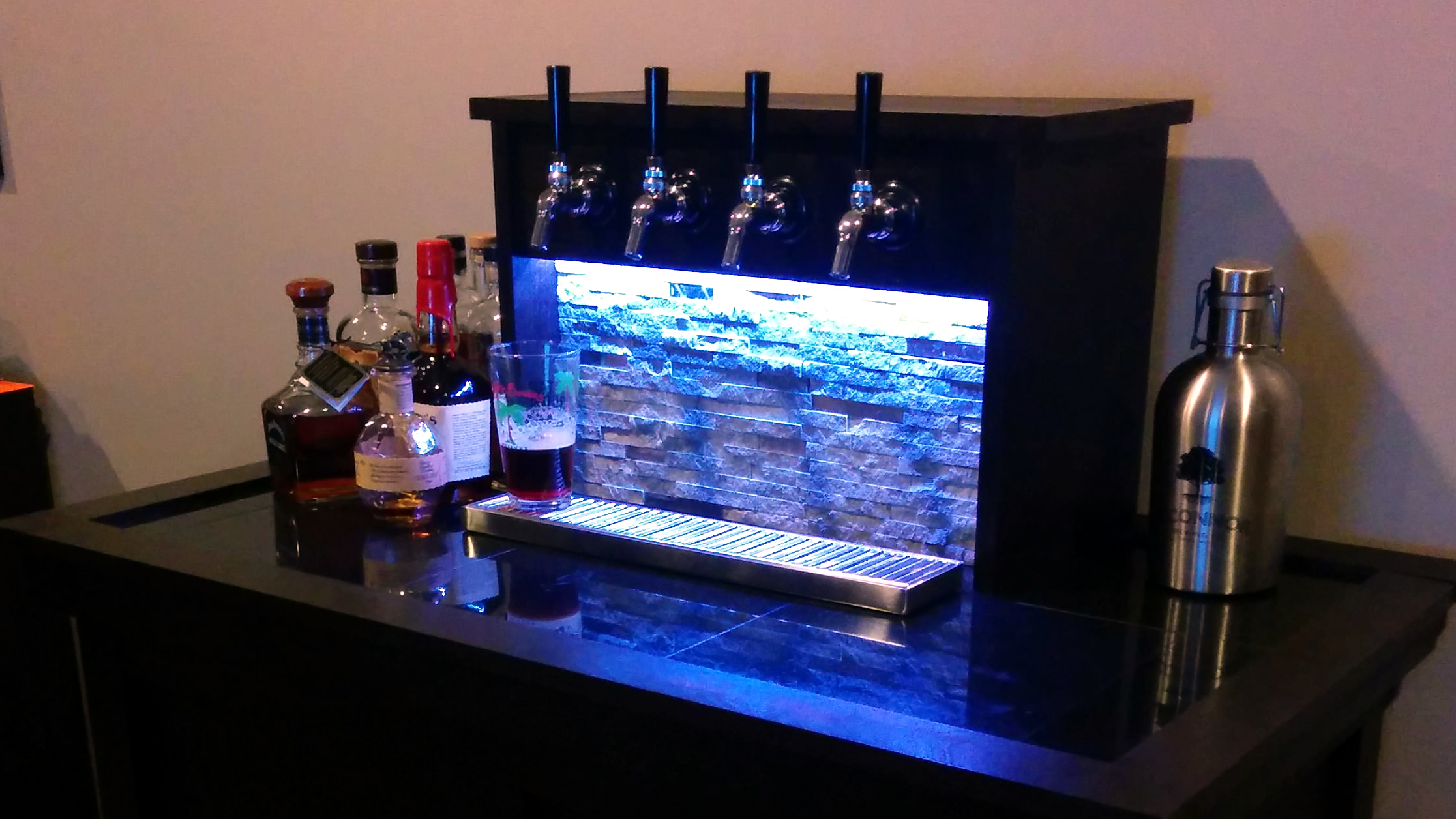 Boozer Tells The Internet How Much You Drink (If You Want It To) | Hackaday