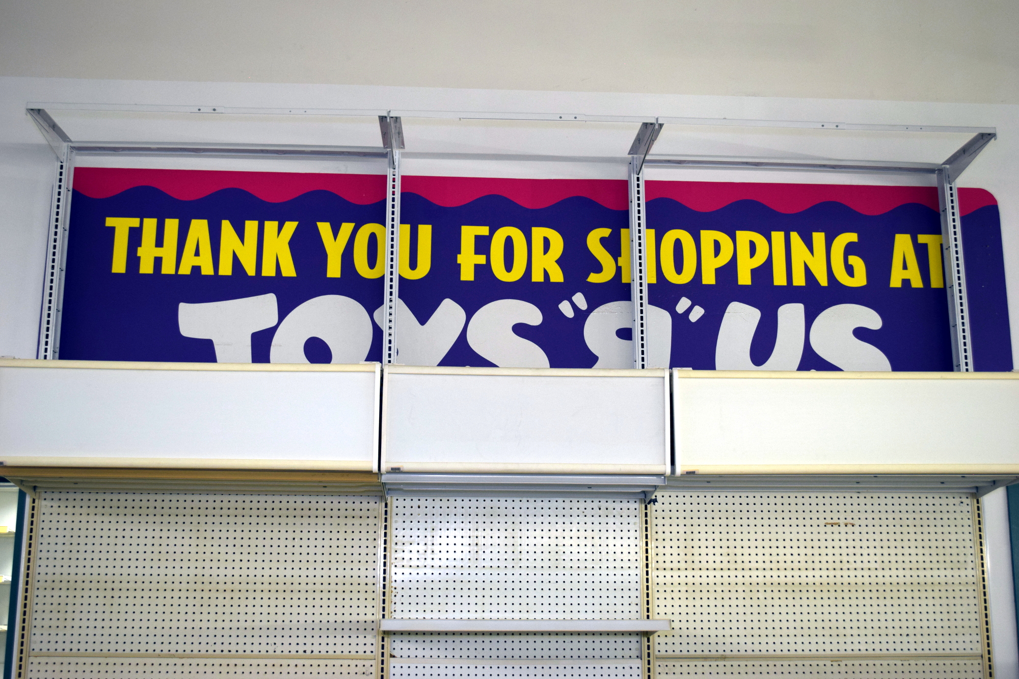 Exploring An Abandoned Toys “R” Us | Hackaday
