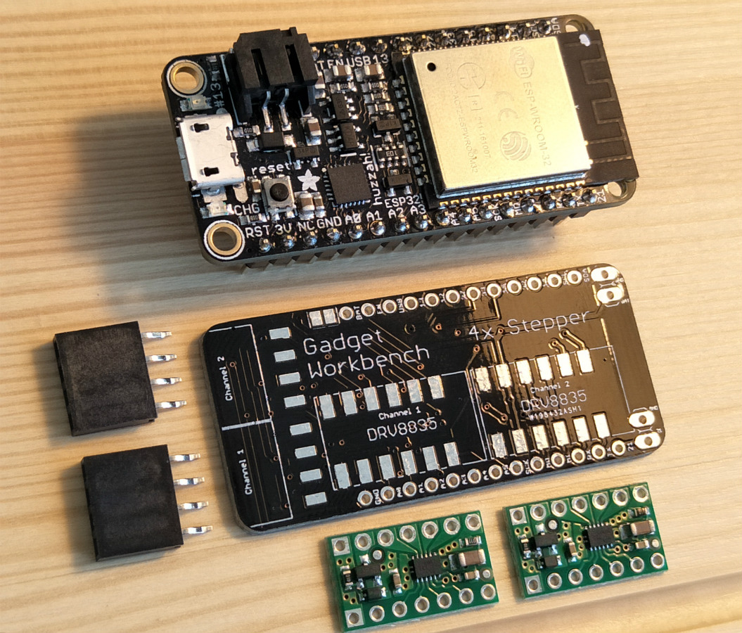 Mini LEGO Technic Tank Patrols Your Desk Under ESP32 Control | Hackaday