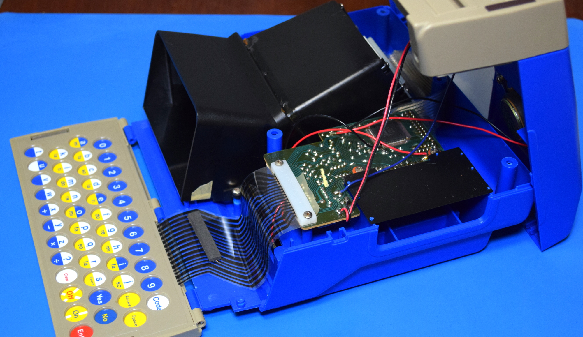 Teardown: VTech Whiz Kid Luggable Computer | Hackaday