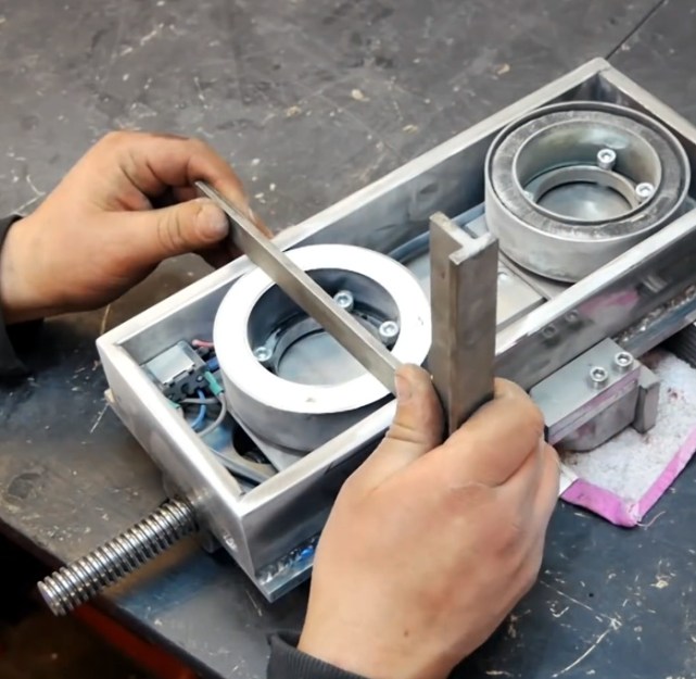 Scratch Built Magnetic Vise Stays Where You Need It | Hackaday