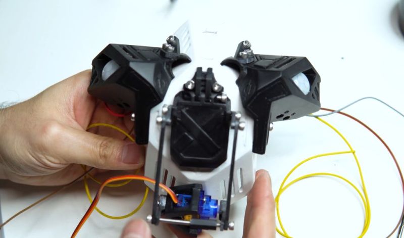 Self-Shutting Face Mask Is Hacker’s Delight | Hackaday