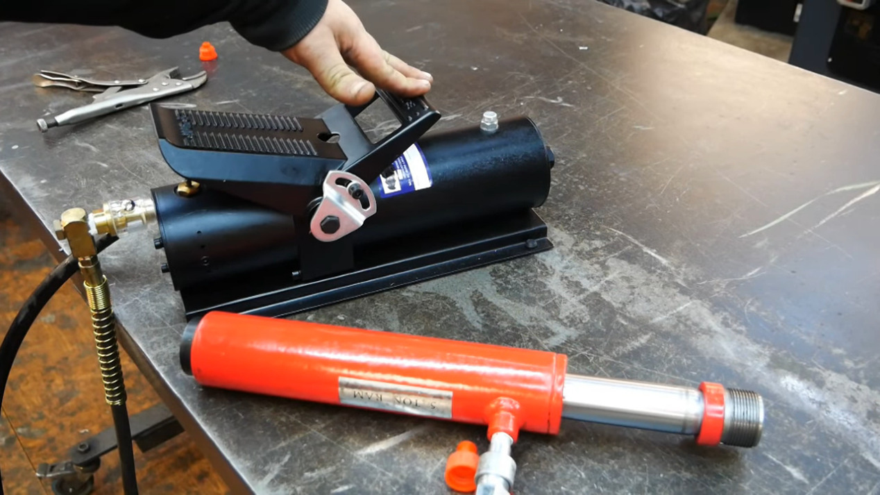 A Hydraulic Bench Vise, Made On The Bench | Hackaday