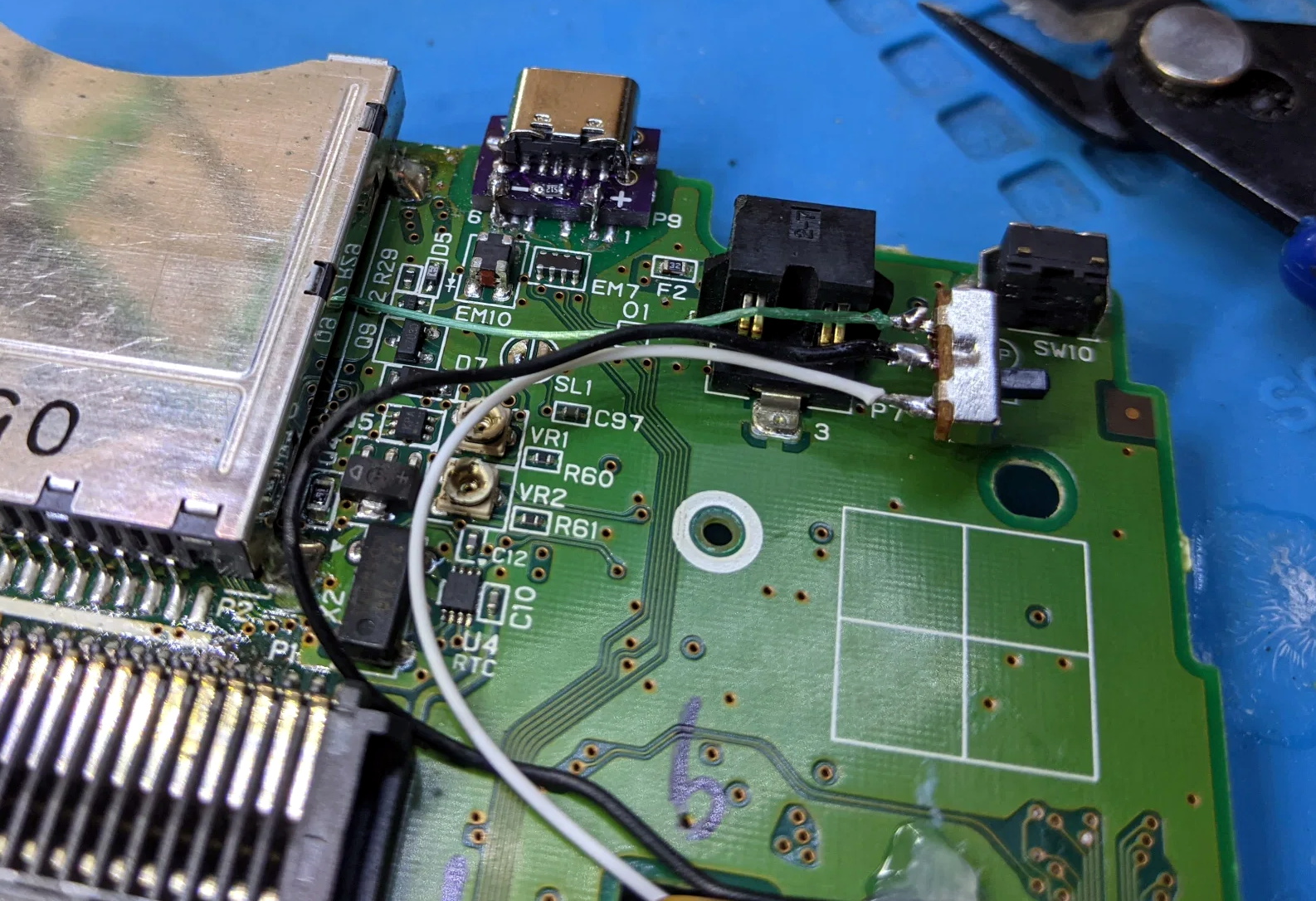 Game Boy Macro Build Retains DS Compatibility | Hackaday