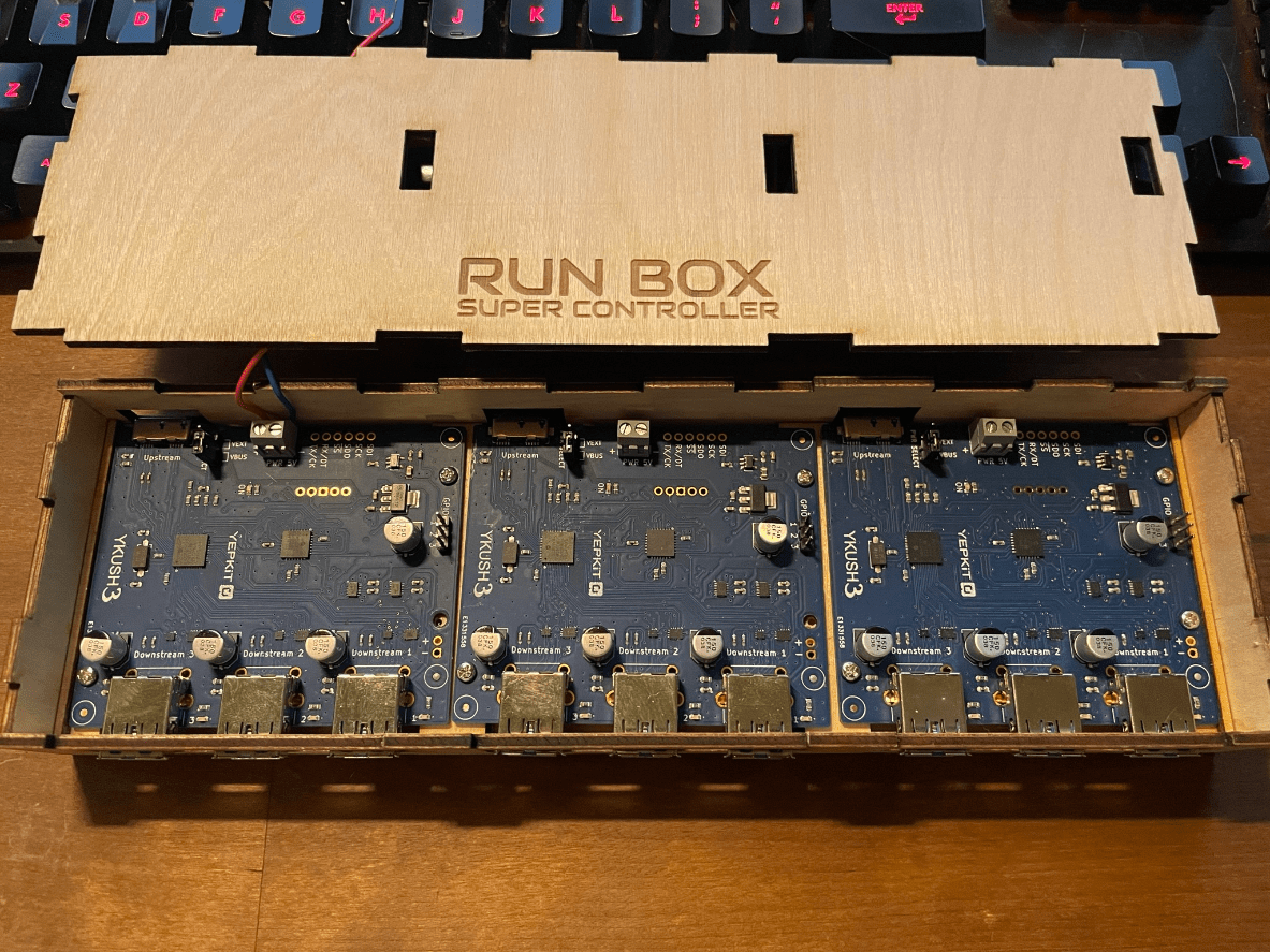 Touchscreen-Powered USB Hub Selectively Powers Down Devices | Hackaday