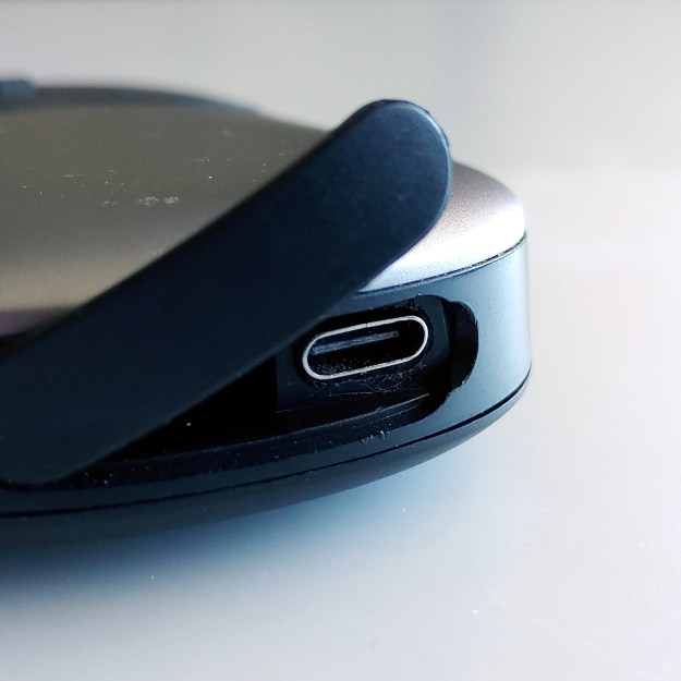 Mouse Charging Mod Shows Even Simple Hacks Can End Up Complex | Hackaday