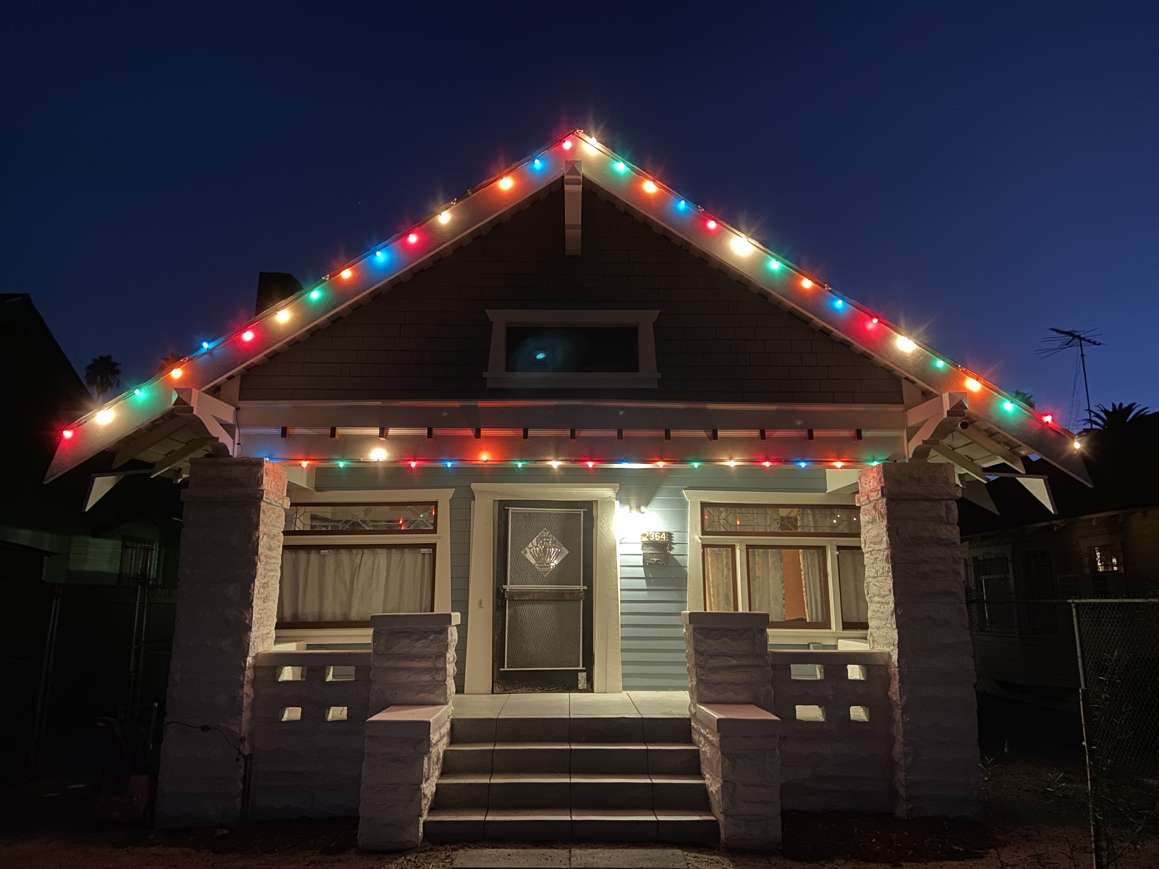 Hanging Christmas Lights With No Ladder And No Fuss | Hackaday