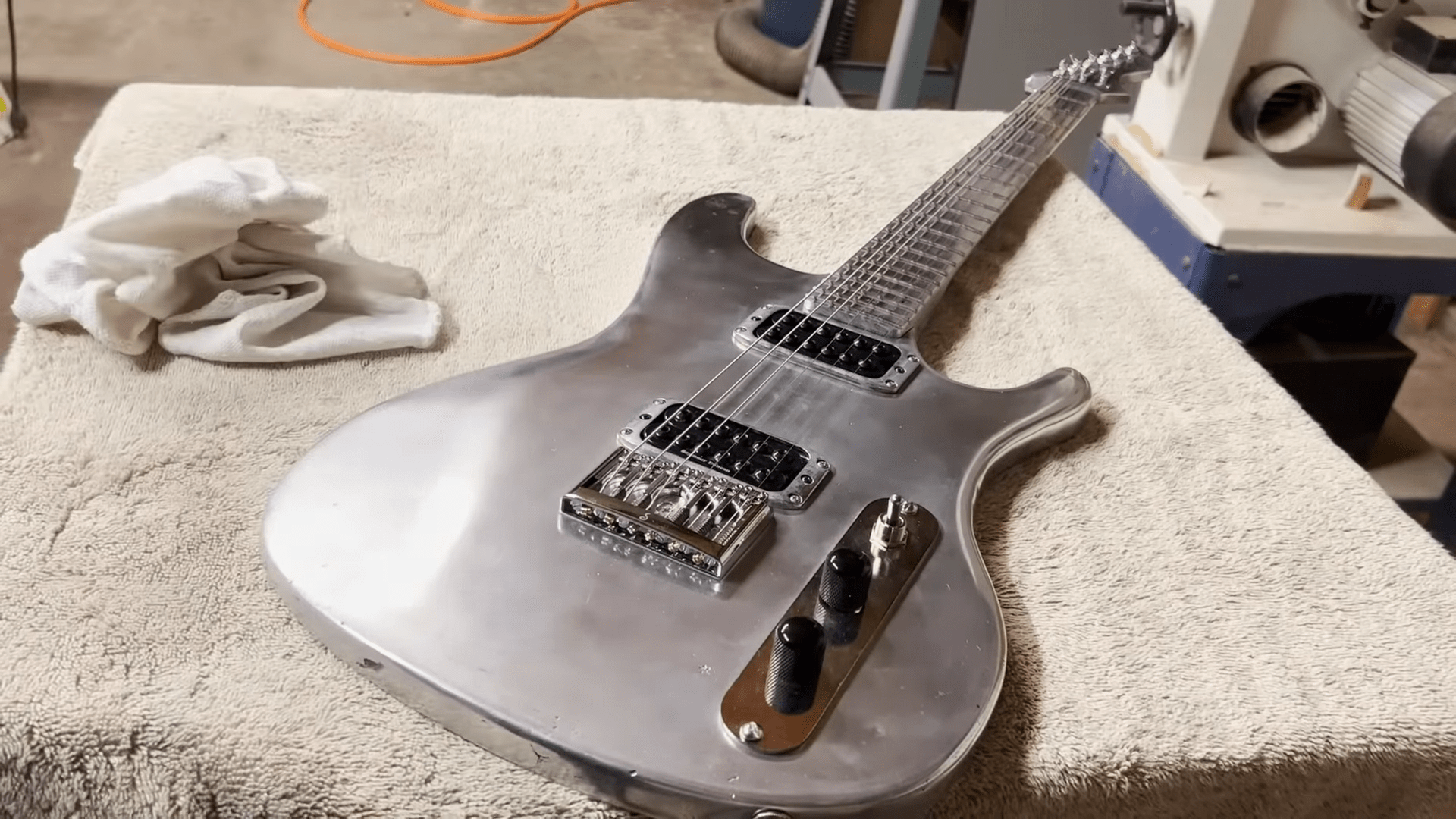 1000 Aluminium Cans Cast Into A Guitar | Hackaday