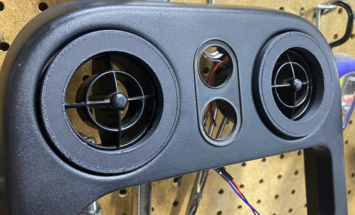 LED Air Vent Gauges Are A Tasteful Mod For The Mazda Miata | Hackaday