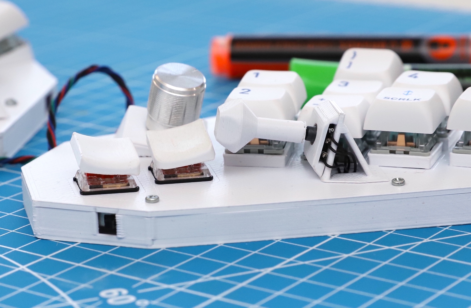 Fulcrum Foils Finger Fatigue | Hackaday