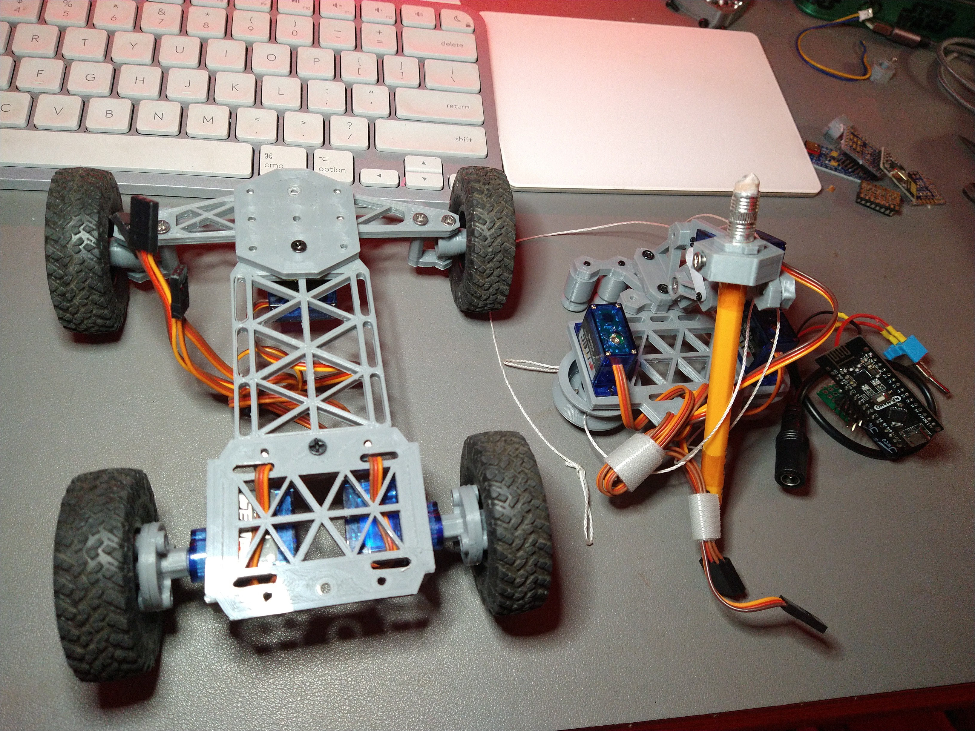 Hackaday Prize 2023: Bolt Bot Micro Servo Droids | Hackaday