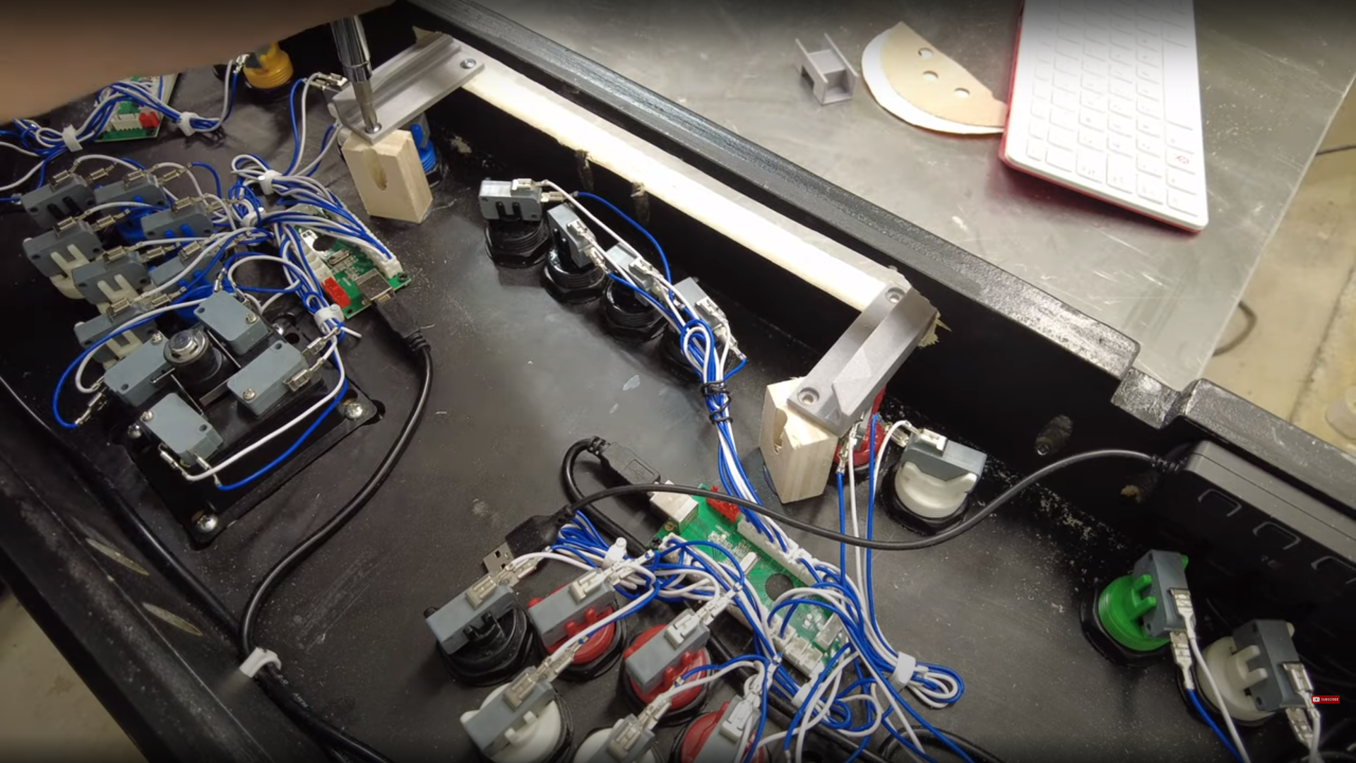 A 4-Player Arcade Hidden Inside A Coffee Table | Hackaday