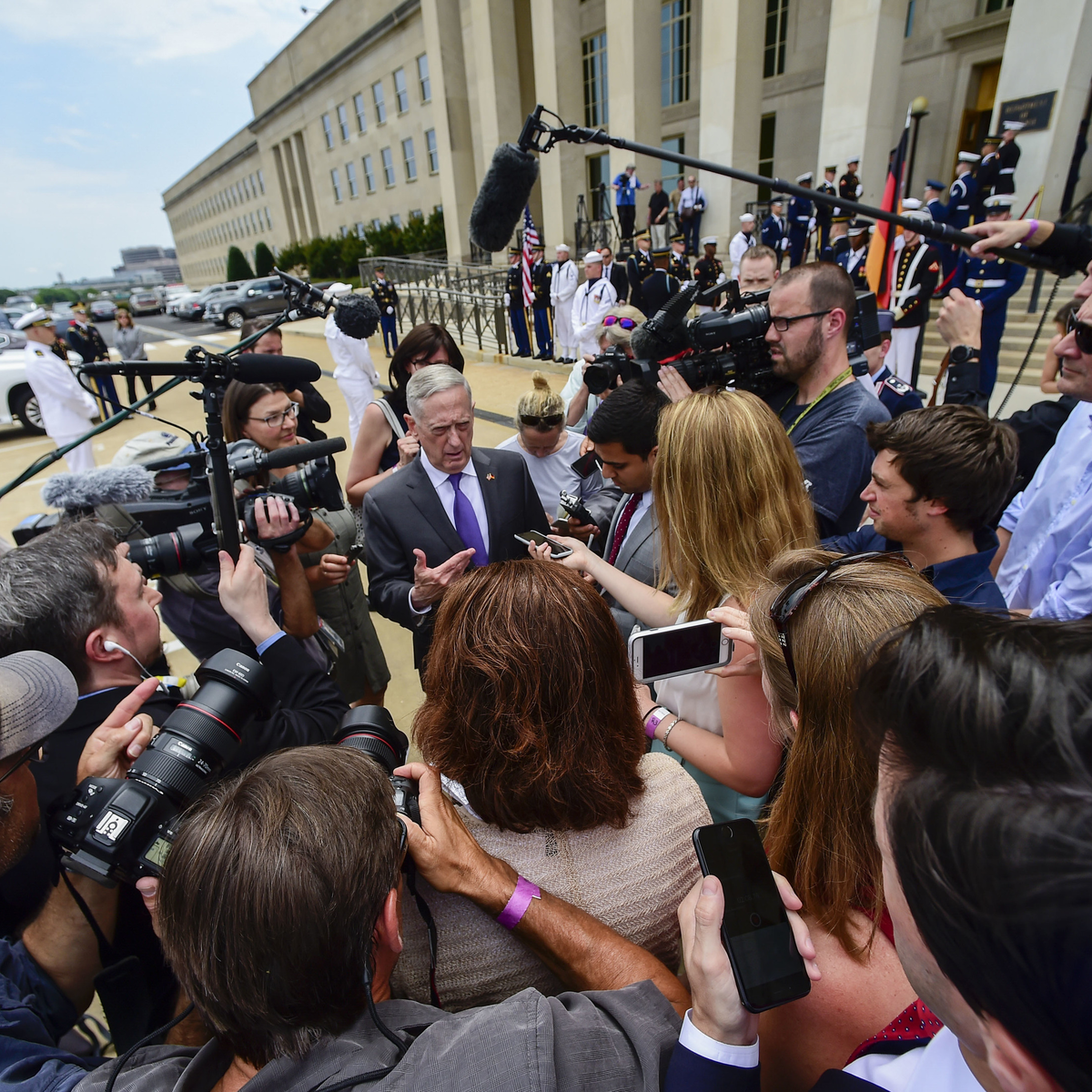 Crowd-of-journalists_thumbnail | Hackaday