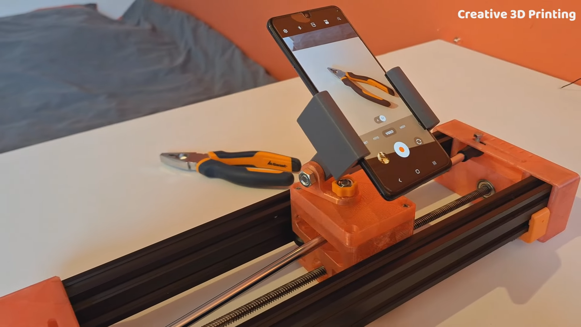 Camera Slider Uses Repositionable Rail To Do Rotational Moves | Hackaday