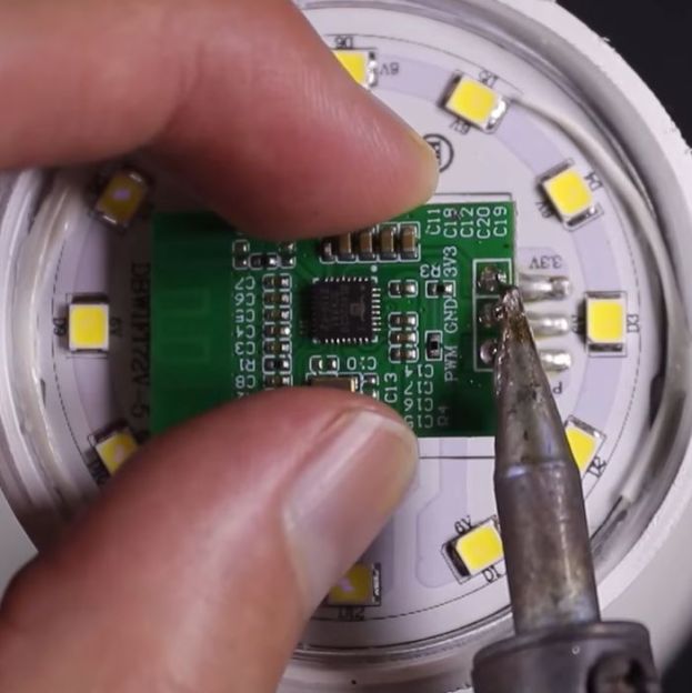 Running A Minecraft Server On A WiFi Light Bulb | Hackaday