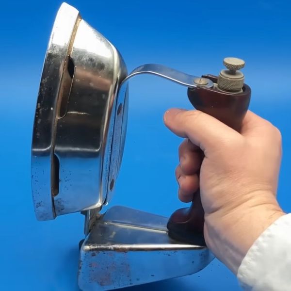 The Montgomery Ward Gasoline-Powered Clothes Iron | Hackaday